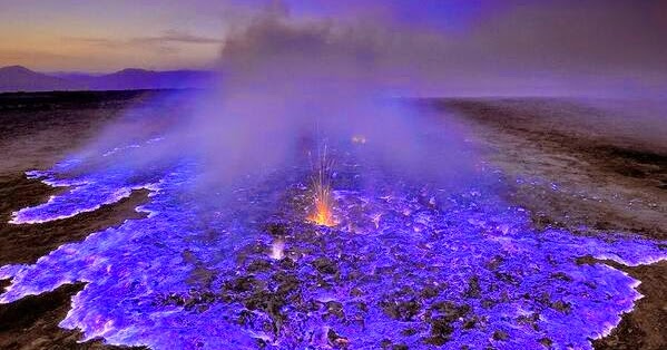 Spectacular Neon Blue Lava Pours From Indonesia's Kawah Ijen Volcano At ...