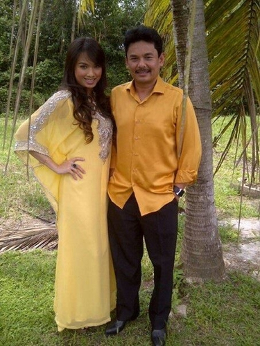 Dania Danisha Kekasih Halim Othman? | V12gether