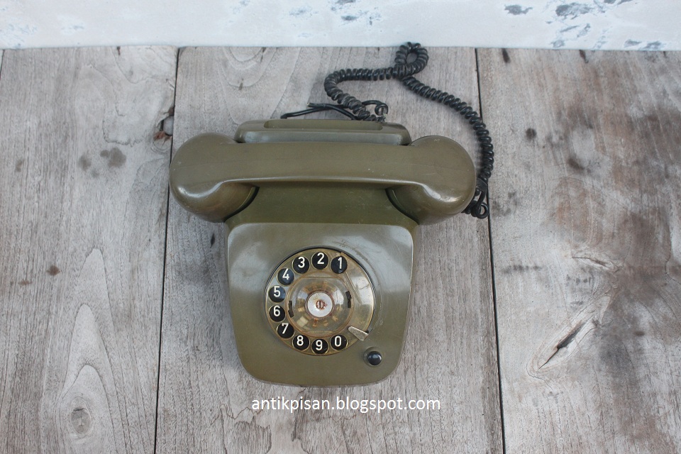 Antikpisan: Telepon Jadul Warna Hijau