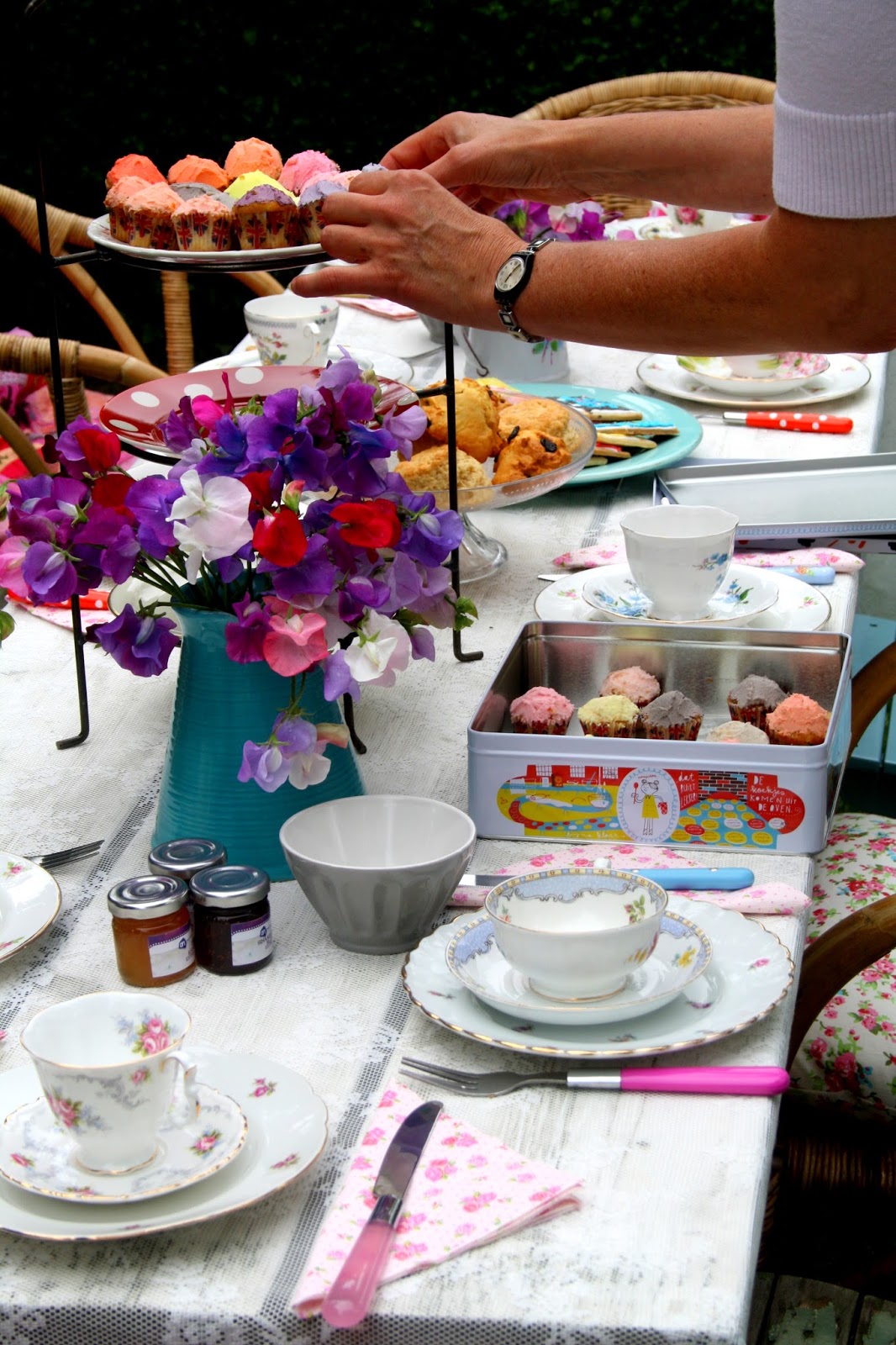Madelief: Vintage tea in the garden