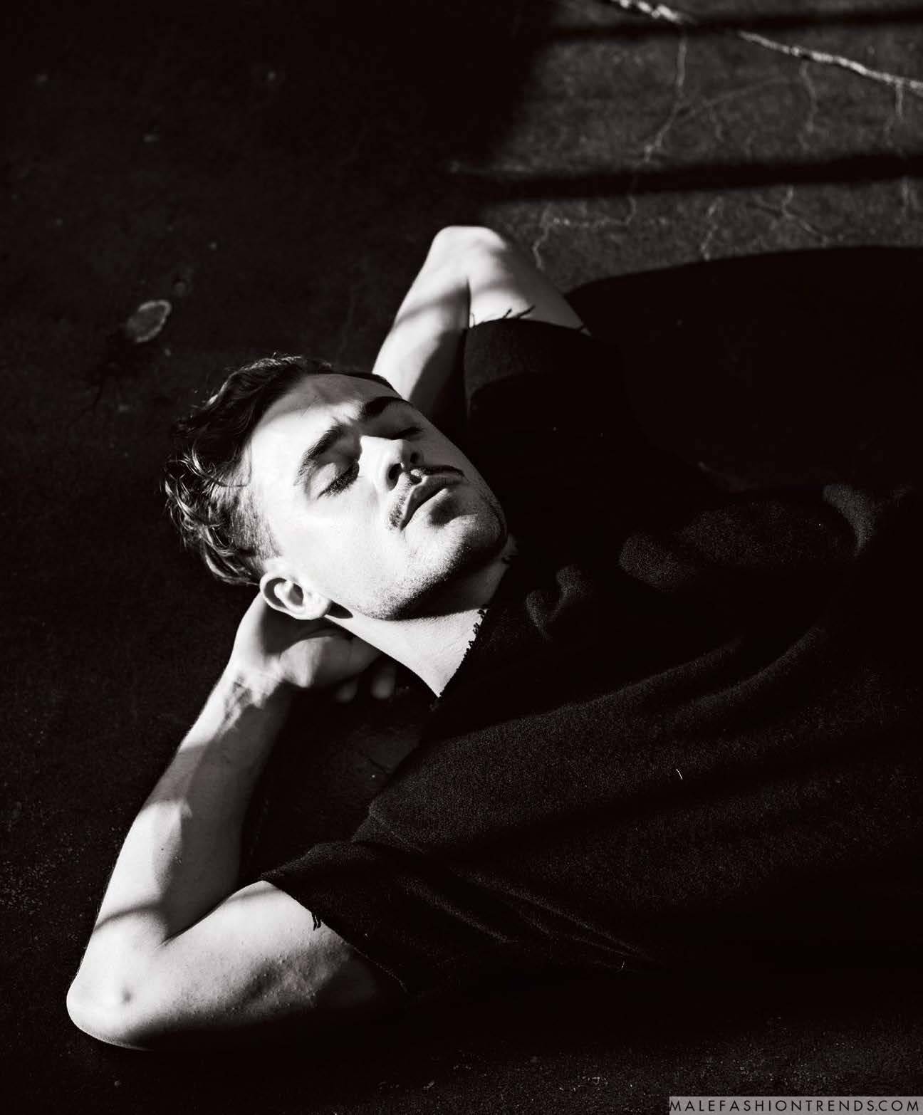 Dacre Montgomery para Essential Homme Magazine por Brian Higbee