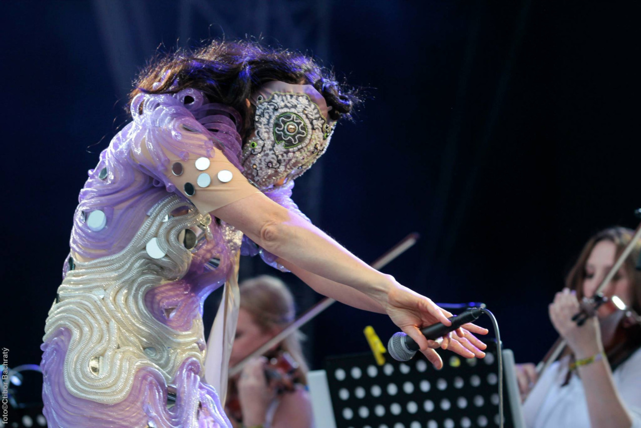 Needles Behind : James Merry / 針繡之下 : 刺繡藝術家 James Merry - Review Reviews