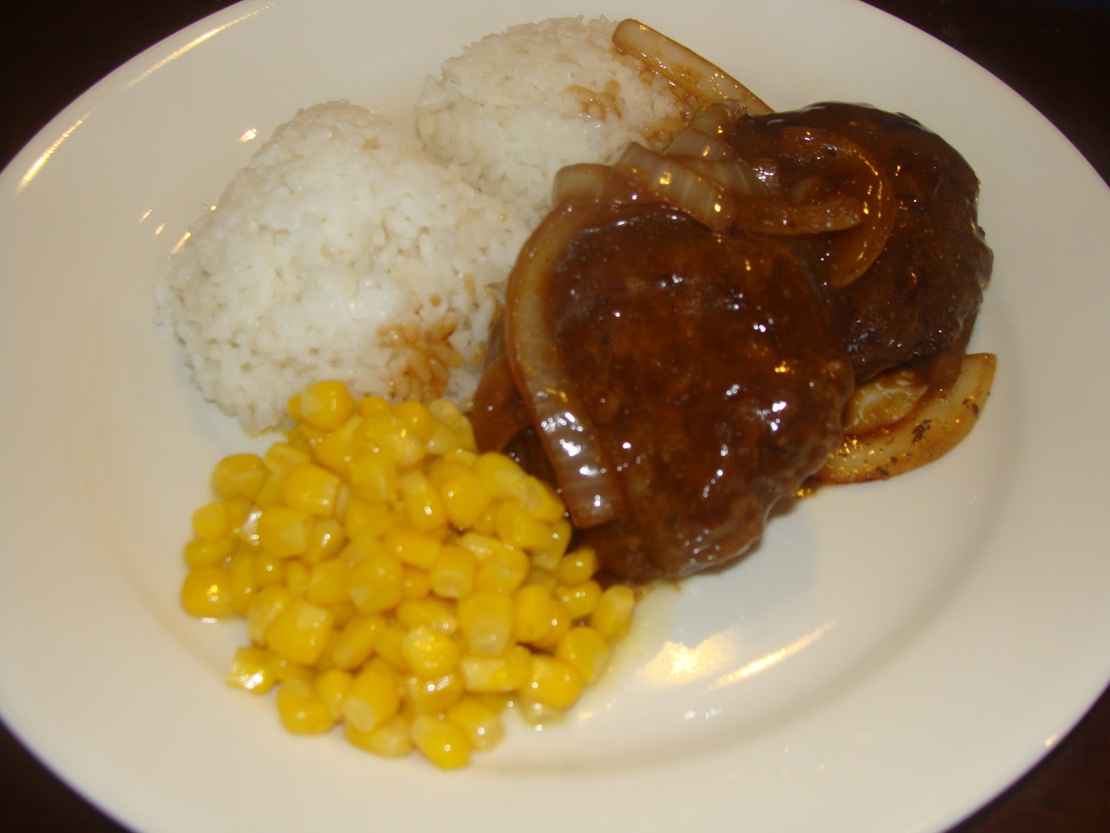 Six Paper Plates: Hamburger Steak