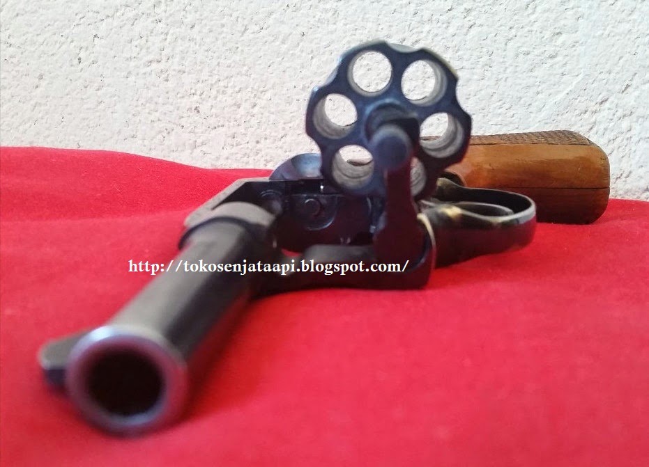 TOKO SENJATA API: REVOLVER