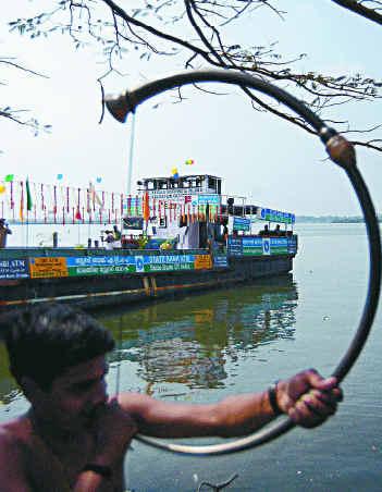 SUDHEER TRIVANDRUM INTERNATIONAL SCHOOL: The first floating ATM in kerala