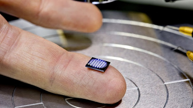 IBM revealed the world's smallest chip with blockchain compatibility ...