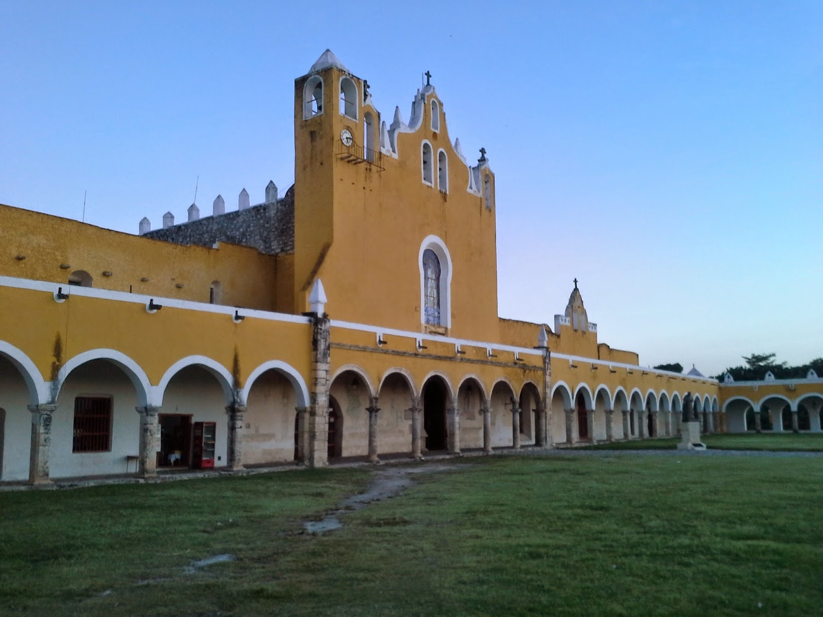Road of Faith and Art / Camino del Arte Sacro: Izamal, Yucatan y el ...
