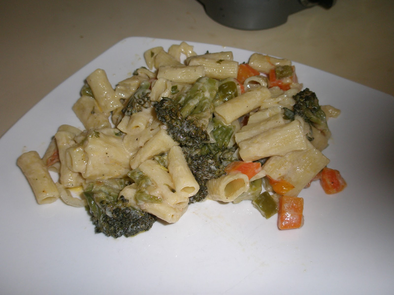 RIGATONI PRIMAVERA A LA CREMA