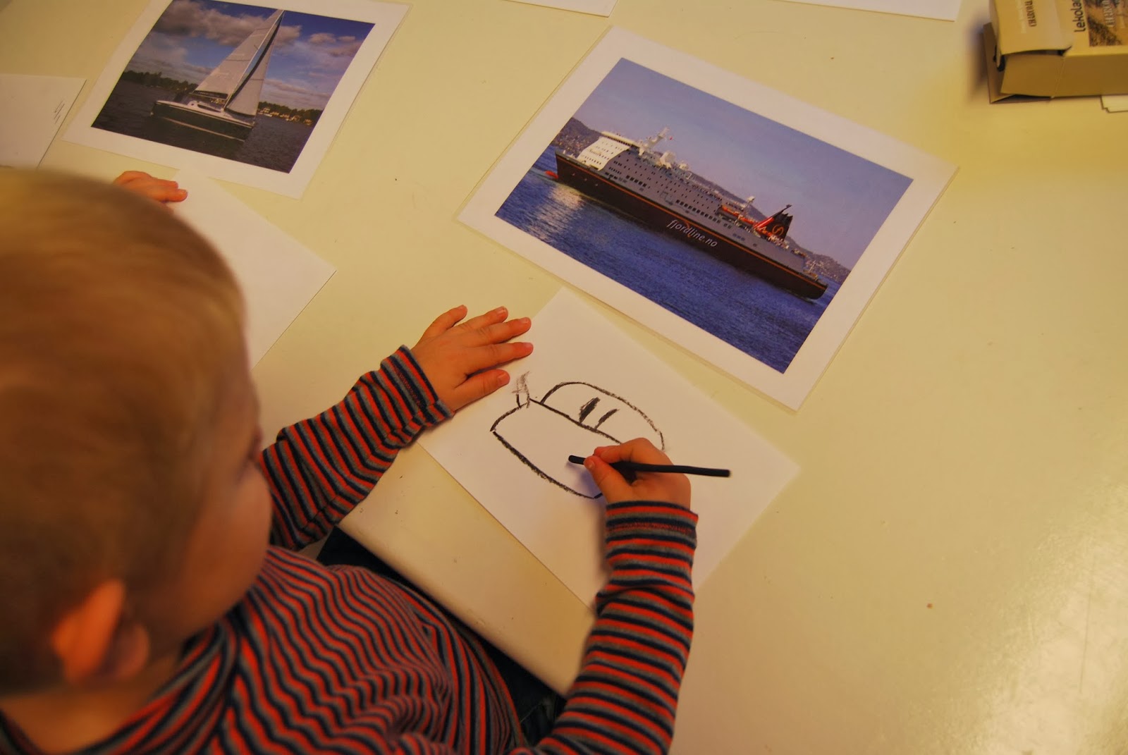 Tegning med kullstifter og digital kunst