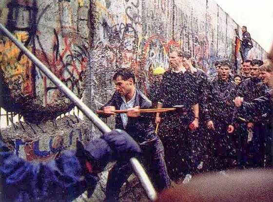 9 Νοεμβρίου 1989: Η πτώση του τείχους στο Βερολίνο και το “λάθος” που ...