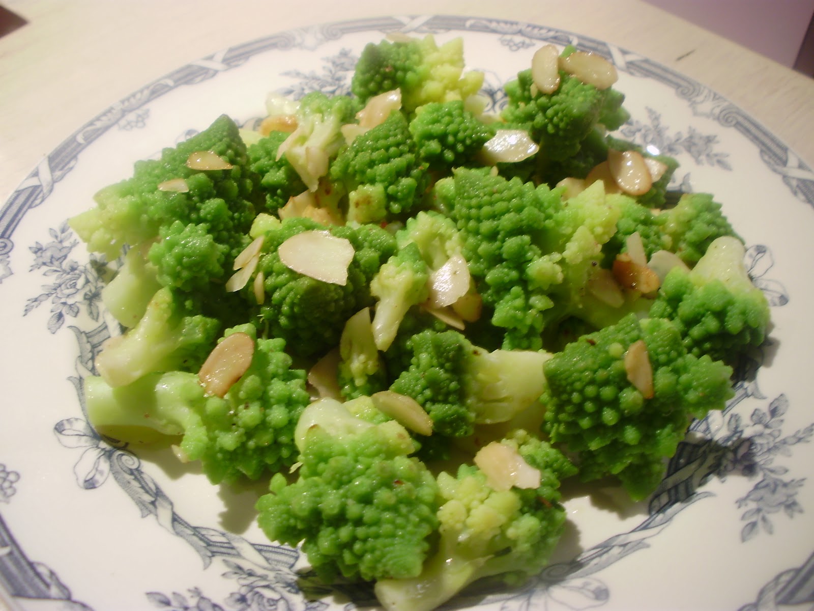 La cuoca in viola: Broccolo romano con le mandorle