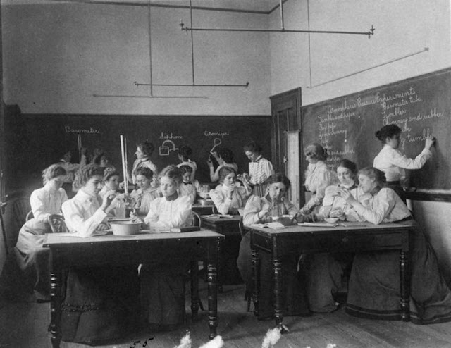 Here's What School Classrooms Looked Like From the Late 19th Century ...