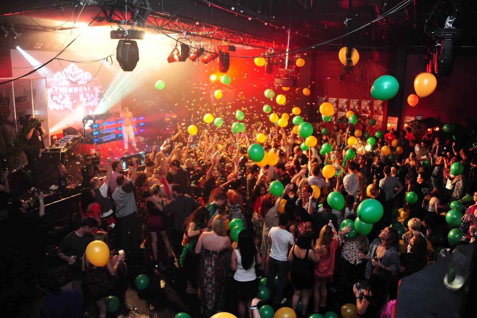 Night Life Vacations: AMSTERDAM