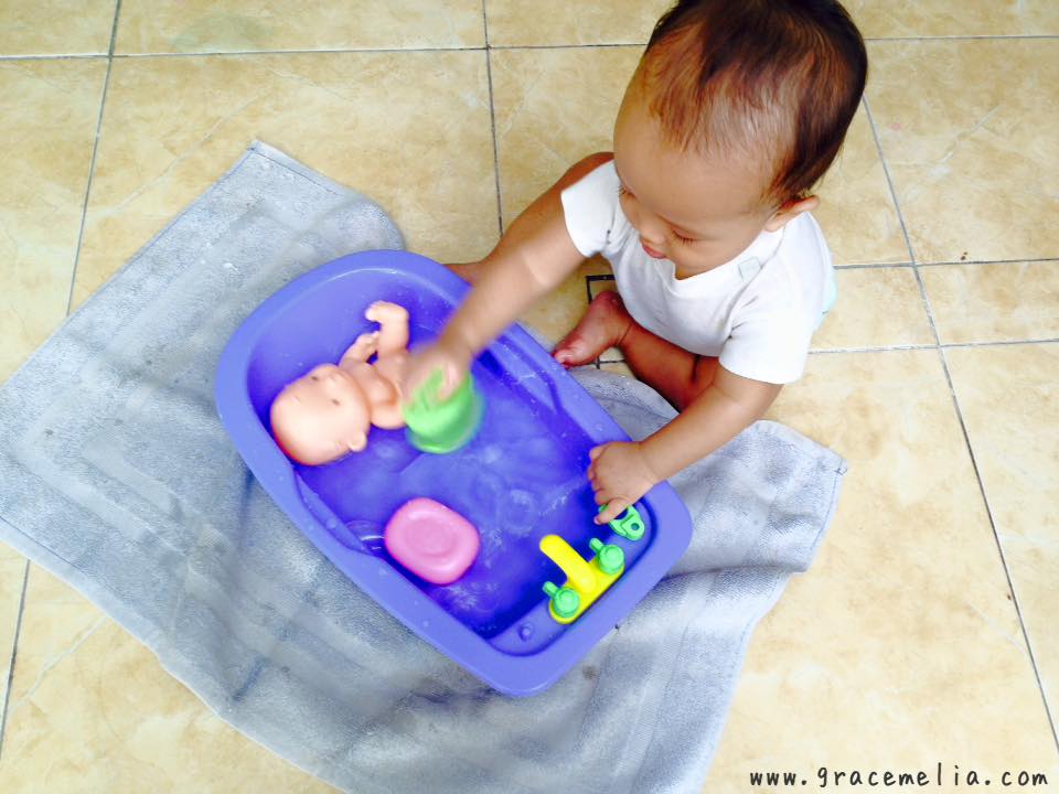 Permainan Bayi 8 Bulan: Memandikan Boneka | gracemelia.com | Parenting ...