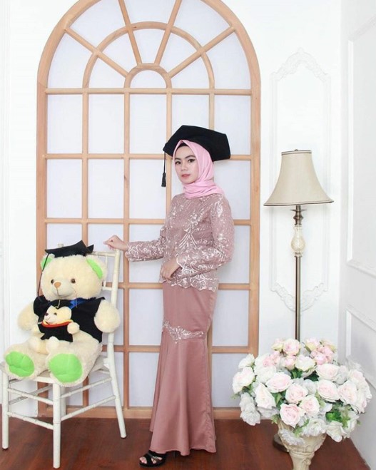 √ 42 Model Baju Wisuda yang Modern Kekinian Paling Elegan Terbaru ...