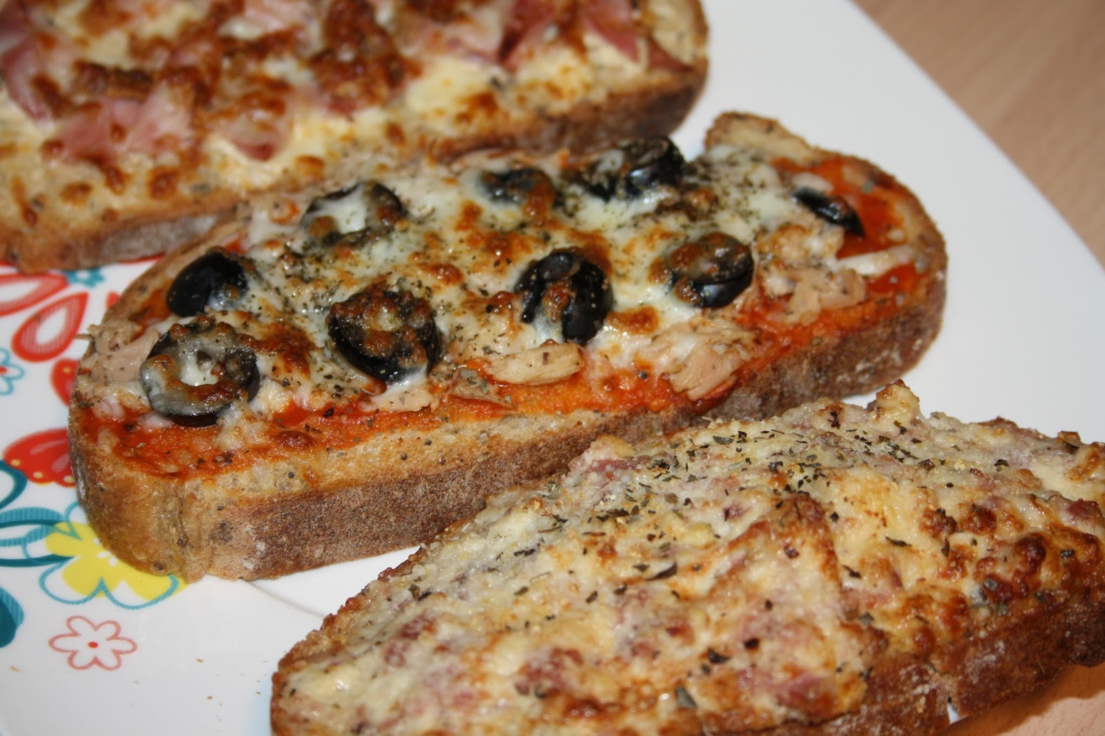 Tostas variadas gratinadas ~ UN REGALO AL PALADAR