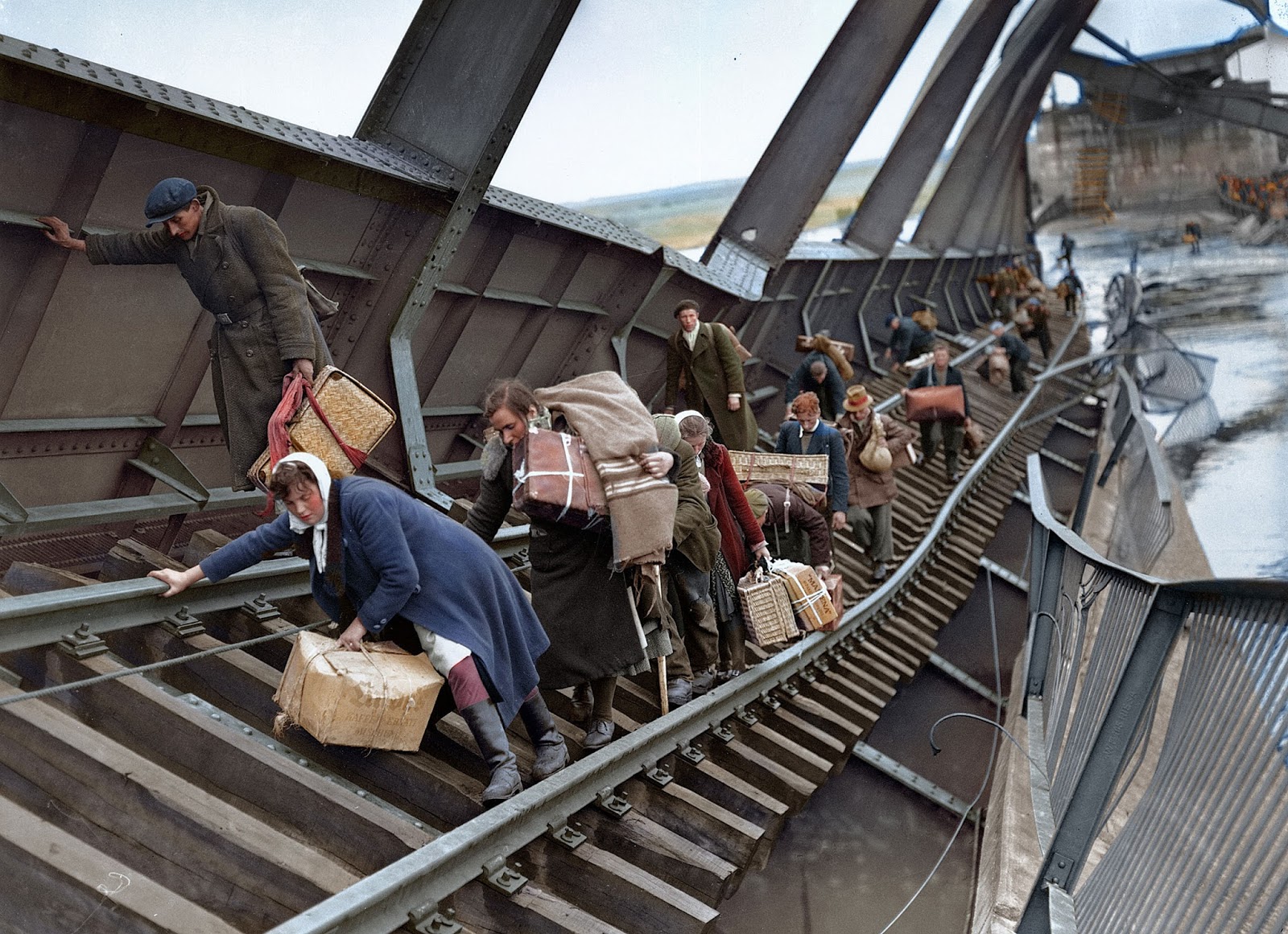 13 Fascinating Colorized Photos of Refugees During World War II ...