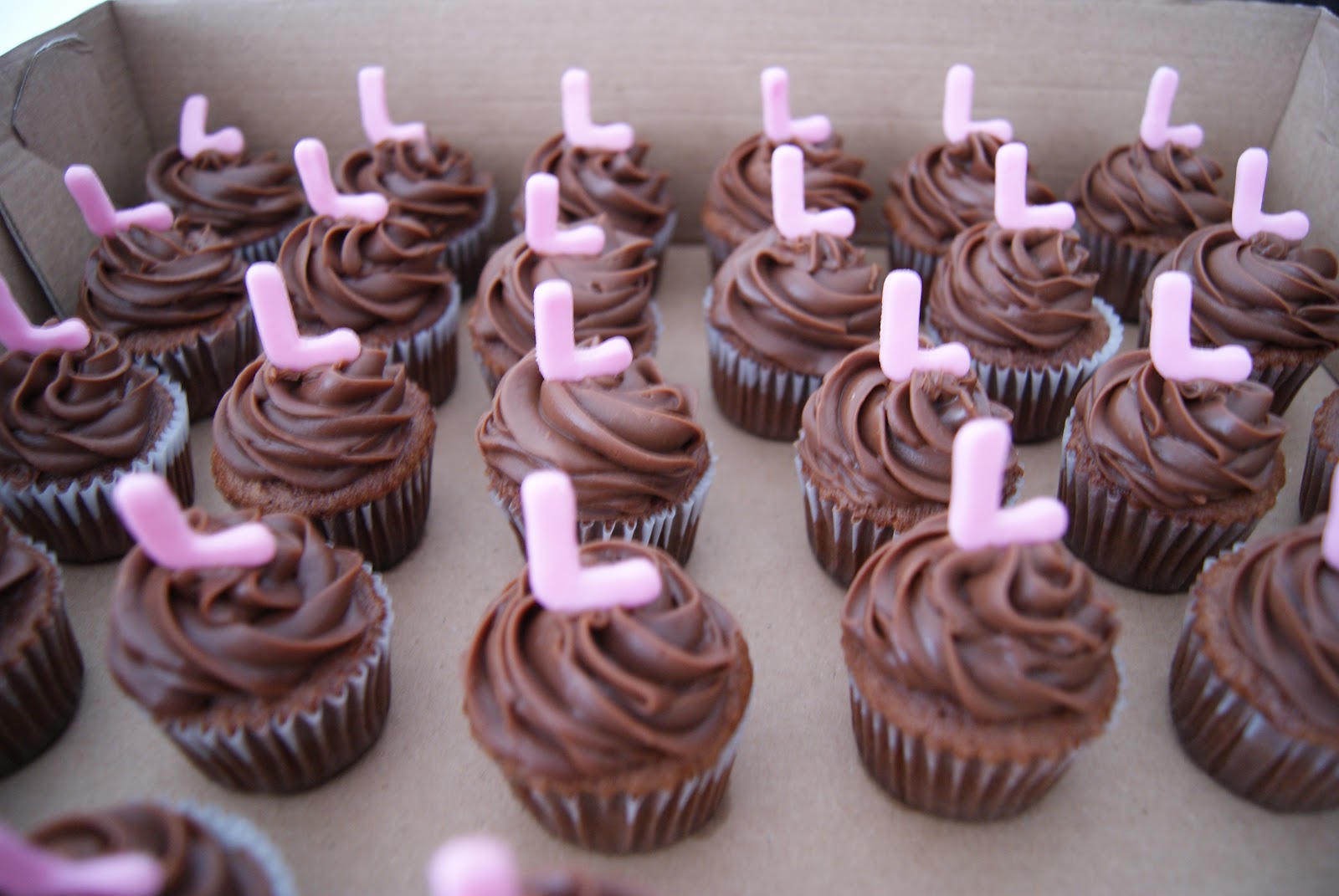 Lucimara Yozia Cake Design: cap cakes