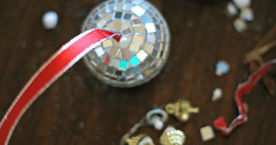 ORNAMENTS: STRING 'EM UP & A NEW TREE STAND | Dimples and Tangles