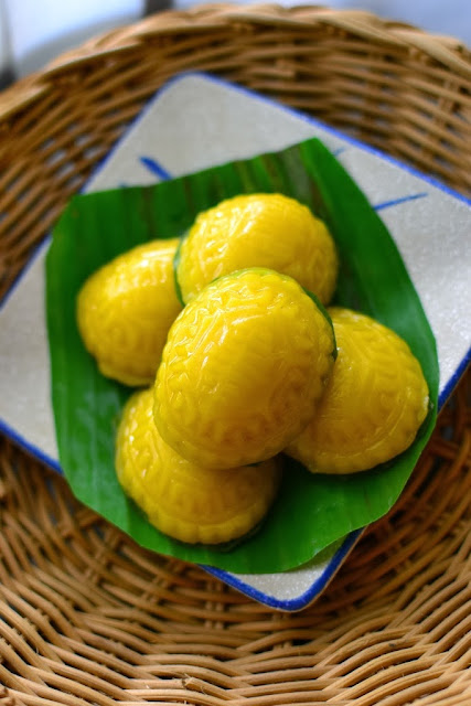 Through The Kitchen Door: Pumpkin Angku Kuih
