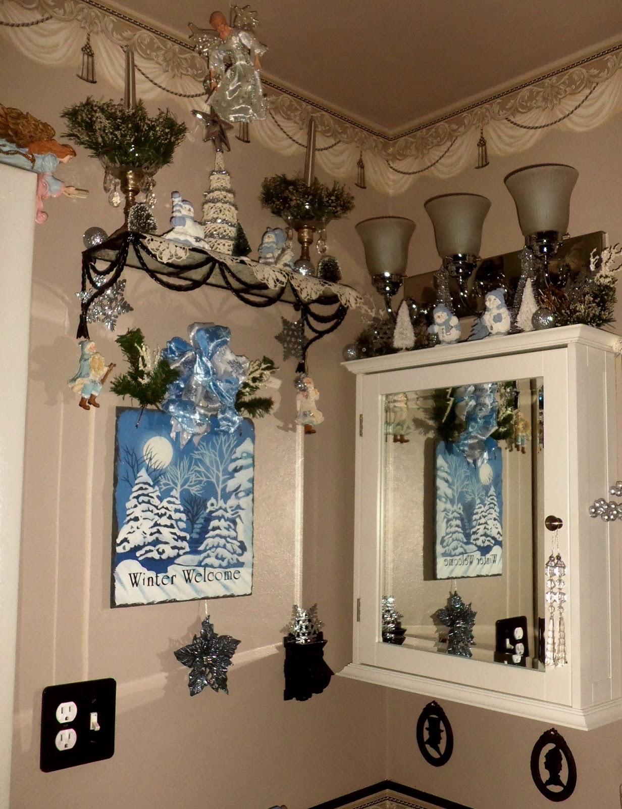 A DEBBIE-DABBLE CHRISTMAS: Christmas in the Powder Room, Christmas Home ...