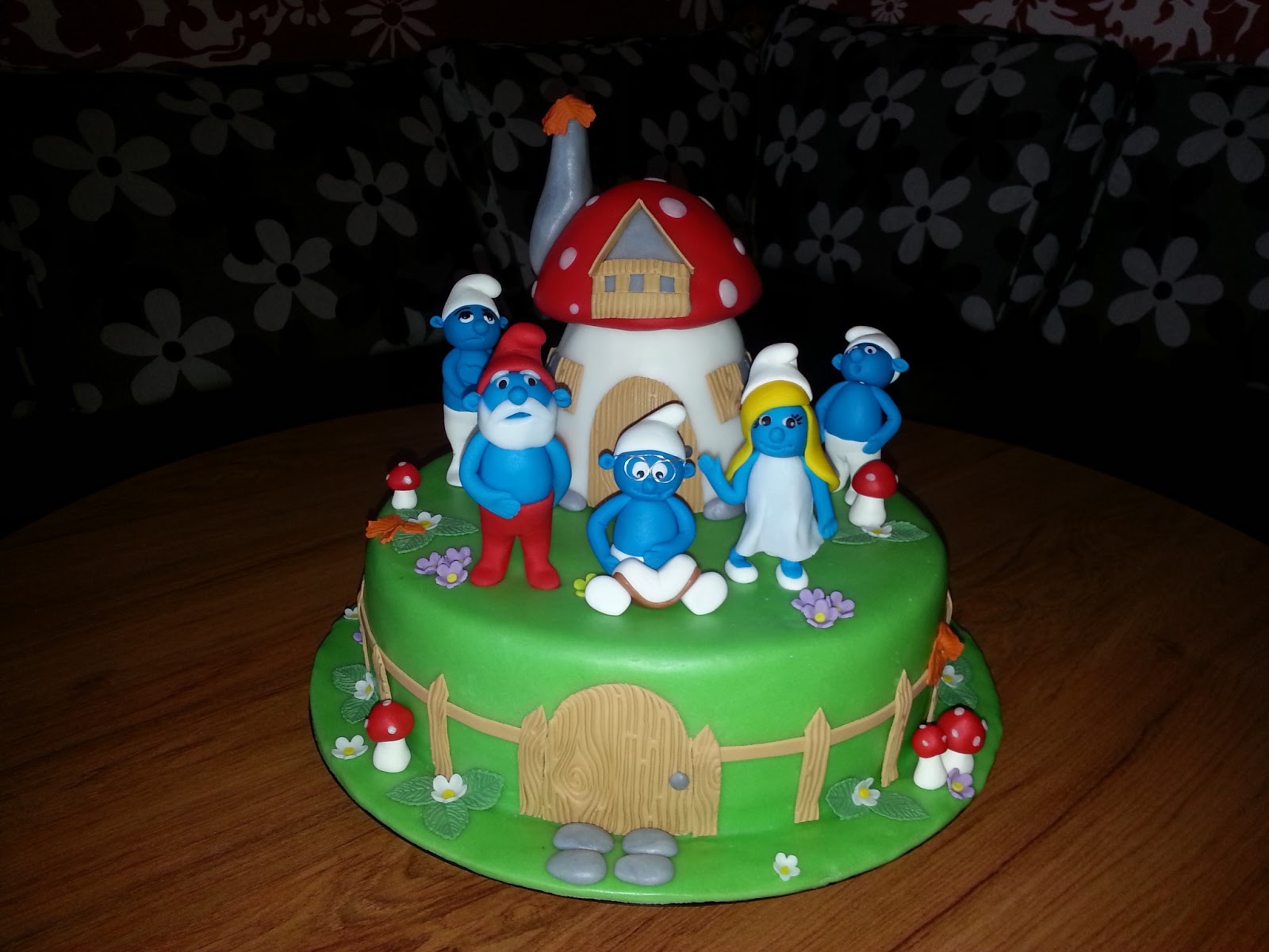 A blue world of origami and cakes: Tort cu strumfi- Torturi Sibiu