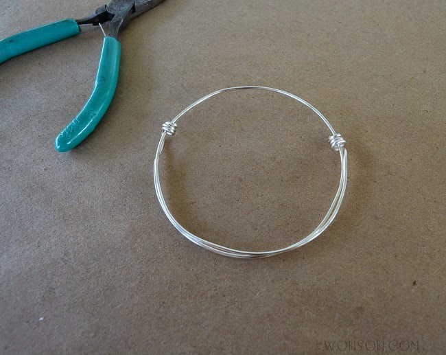 WobiSobi: Expandable Wire Bangle With Charm, DIY