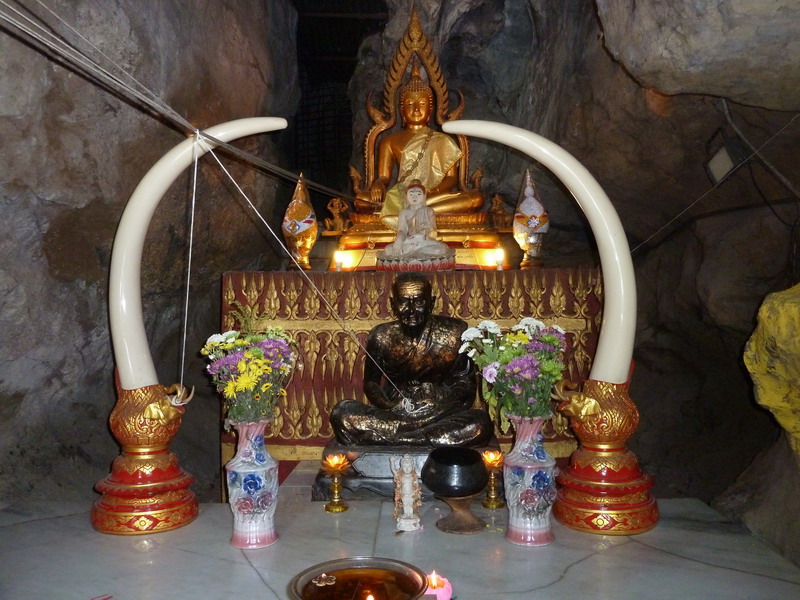 Caving in SE Asia: Thai Buddhas in cave temples in Perak