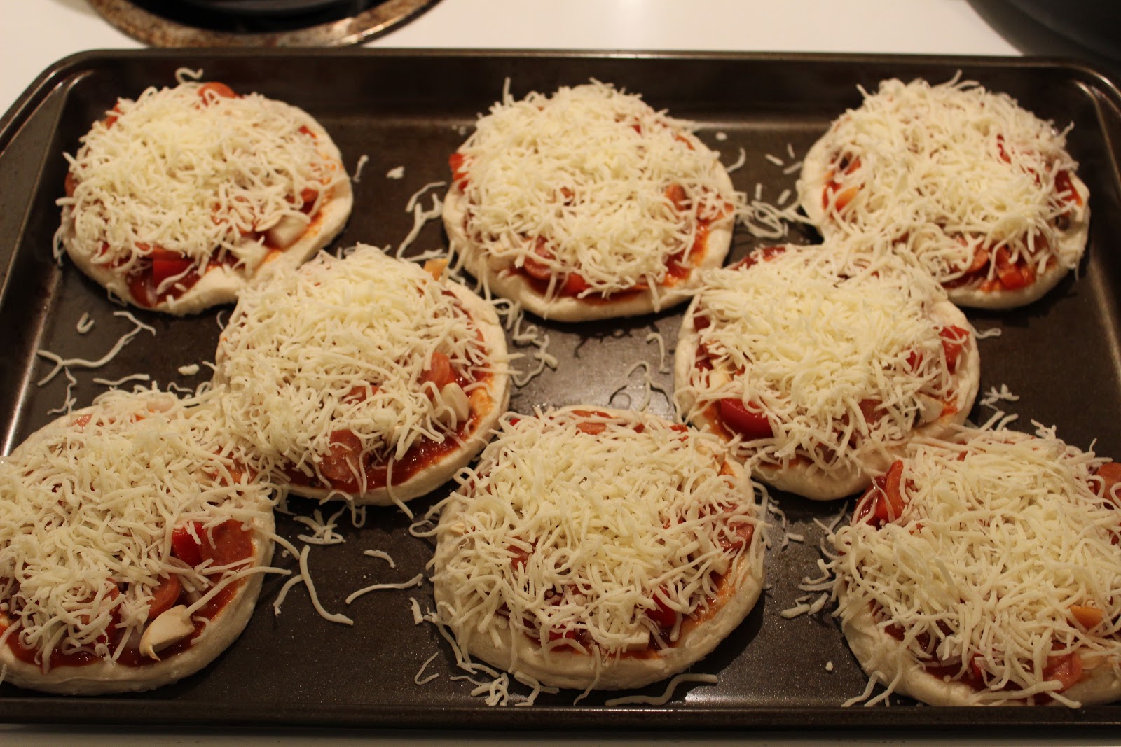 Cooking with the Calo's: Little pizzas!