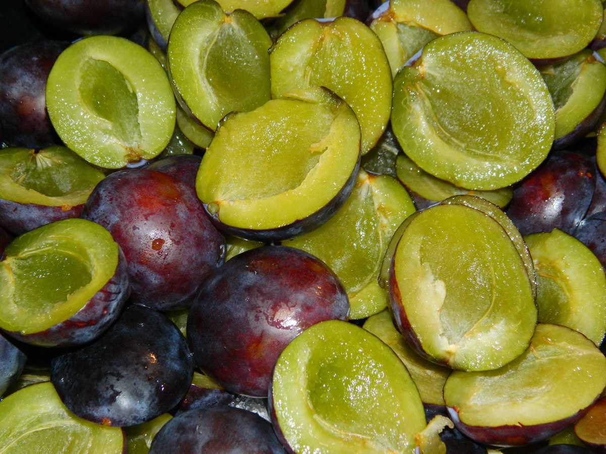 LA MULTI ANI, ROMANIA!: Pregatind gemul de prune