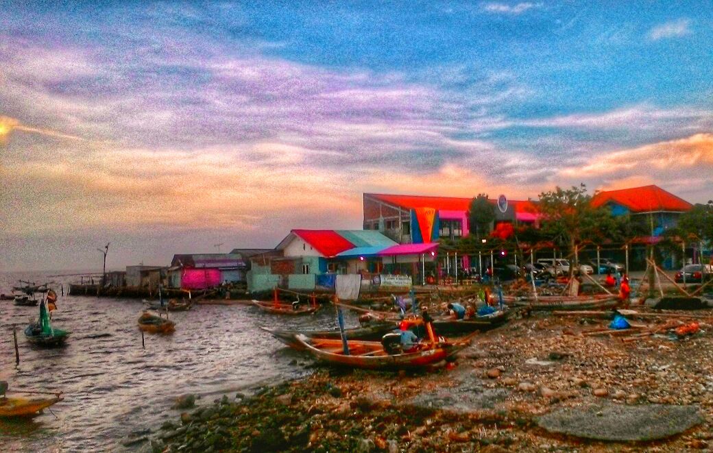 Kampung nelayan berhias warna warni - KIM BAHARI SUKOLILO BARU