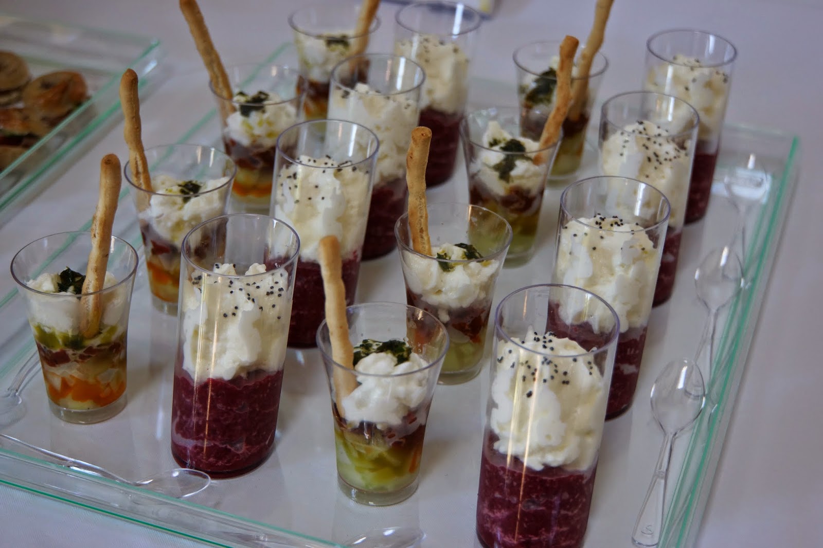 Duo de verrines apéritives : chèvre/betterave, concombre/tomates ...