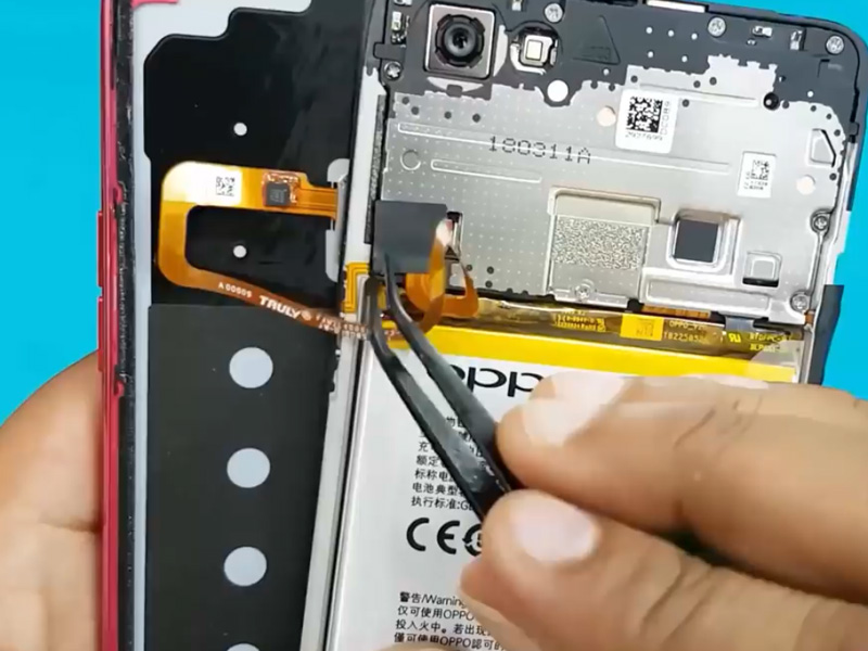 Cara Membuka Casing Belakang dan Mengganti Baterai Oppo F7 - Elppas.com