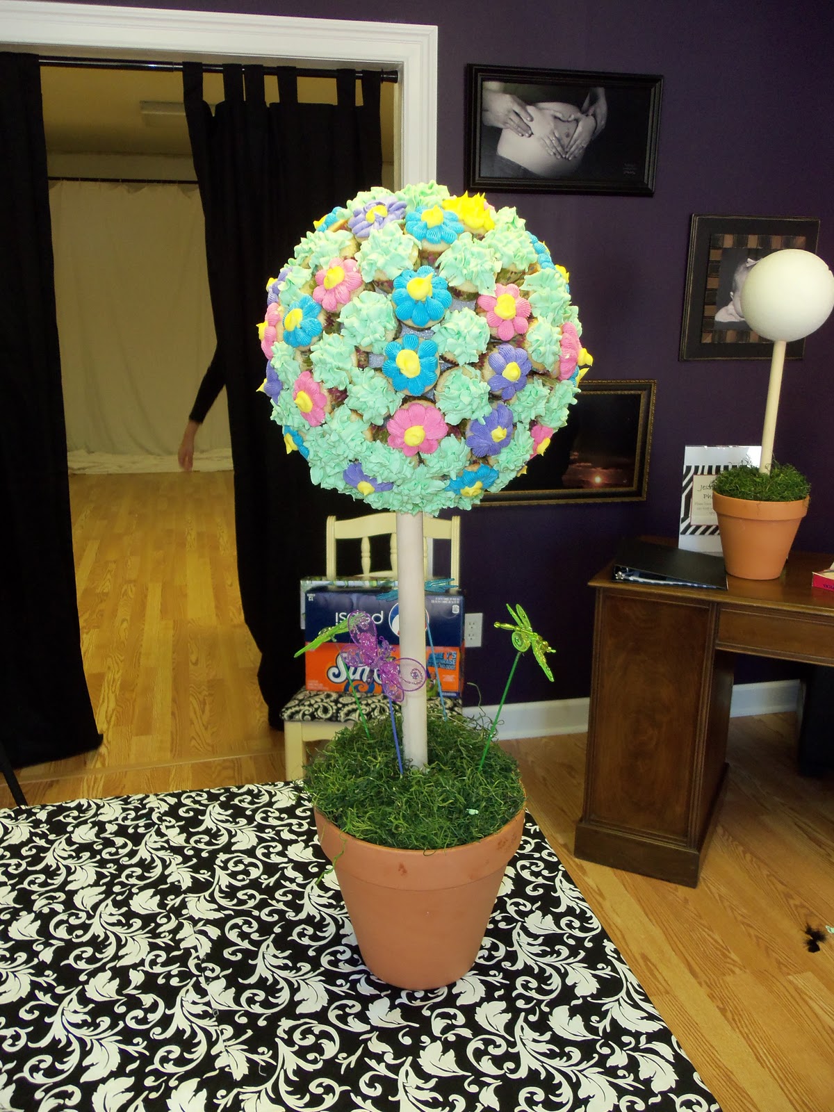 Baking Brightly: Mini-Cupcake Topiary!