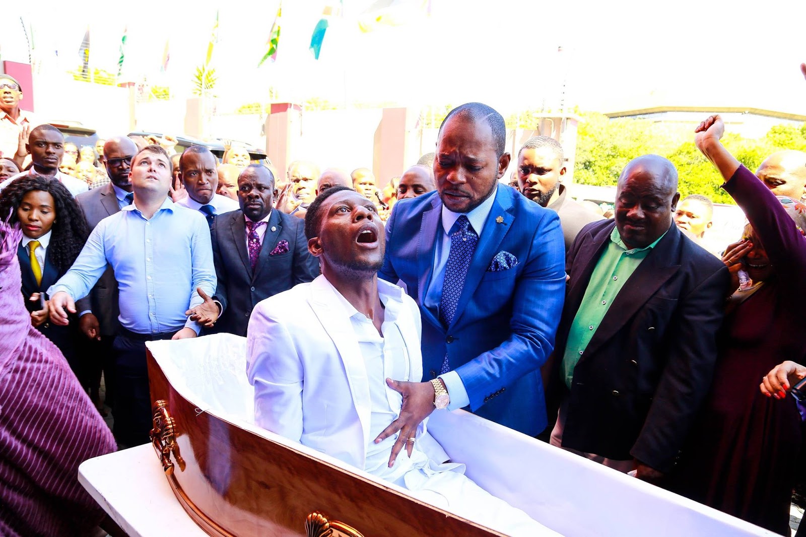 WATCH: “God’s Advisor” Prophet Madungwe Defends Alph Lukau Miracle ...