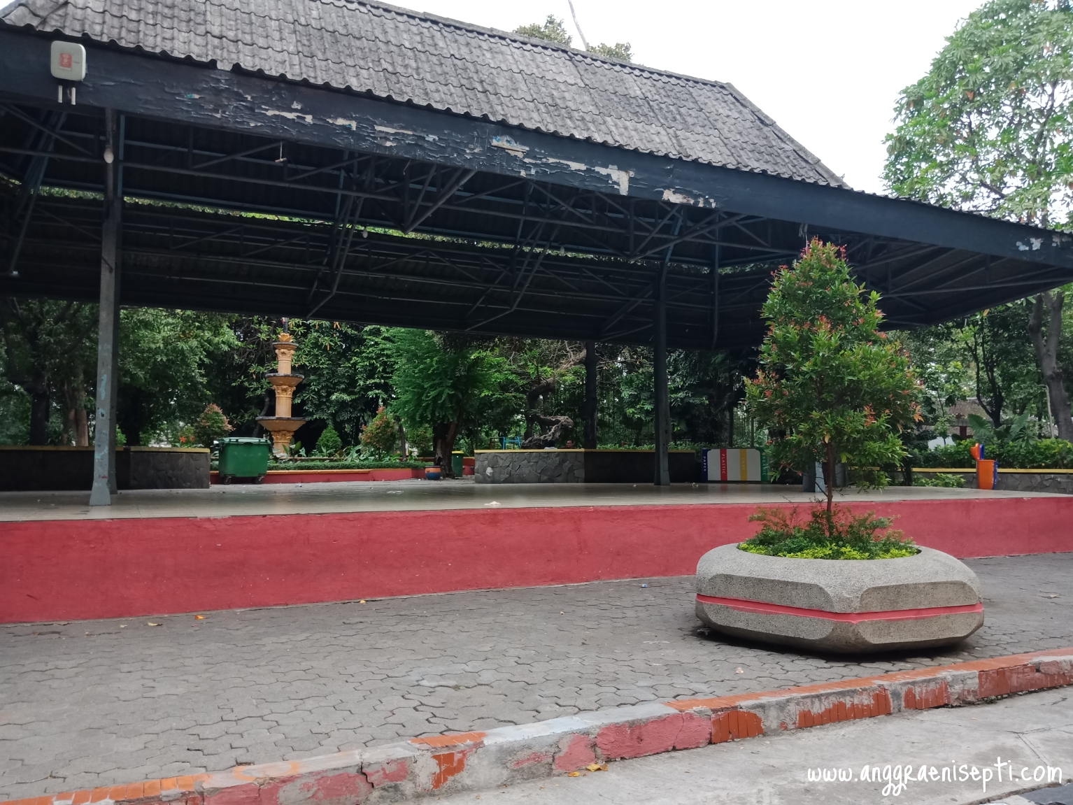 Hutan Mini di Taman Flora Surabaya | Anggraeni Septi