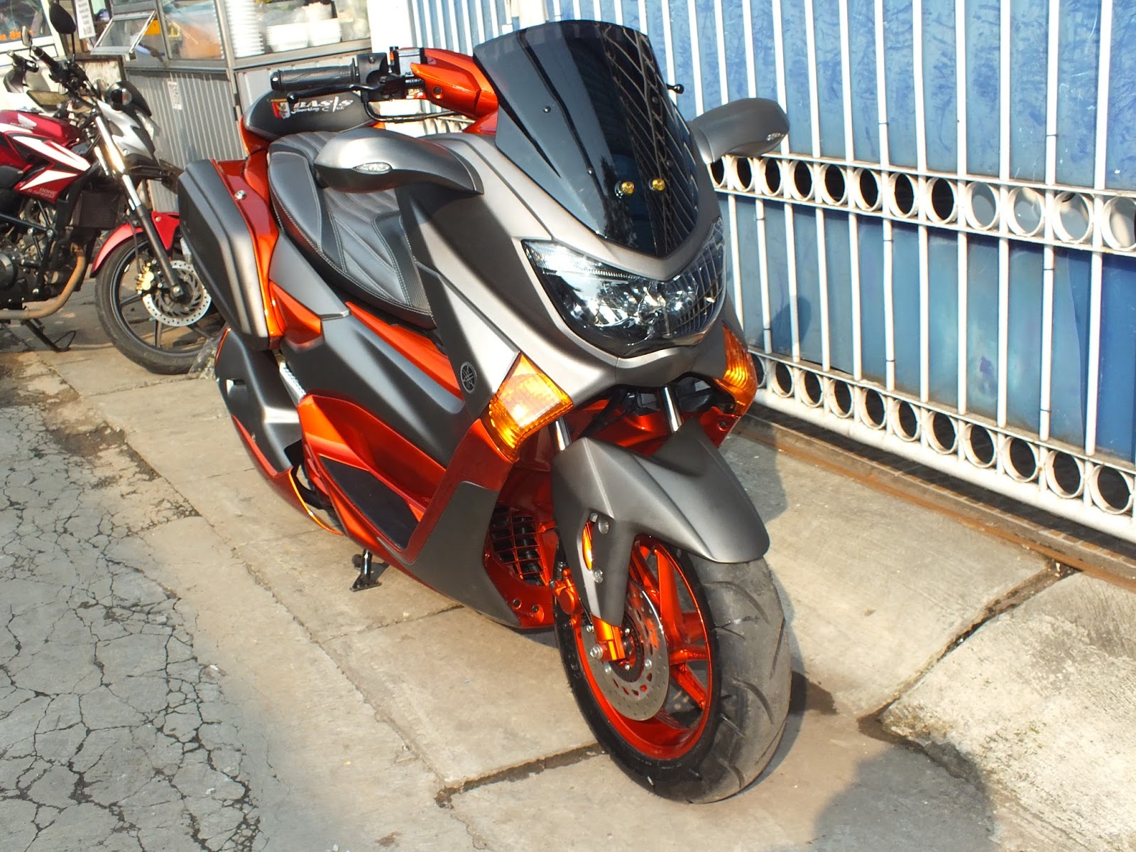 Ngecat MOTOR: YAMAHA NMAX CUSTOM PAINT TWO COLOR GUN METAL & ORANGE CANDY