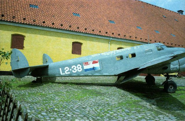 AIRPLANE SCALE MODELKIT: LOCKHEED ELECKTRA L-12 Junior (C-40)