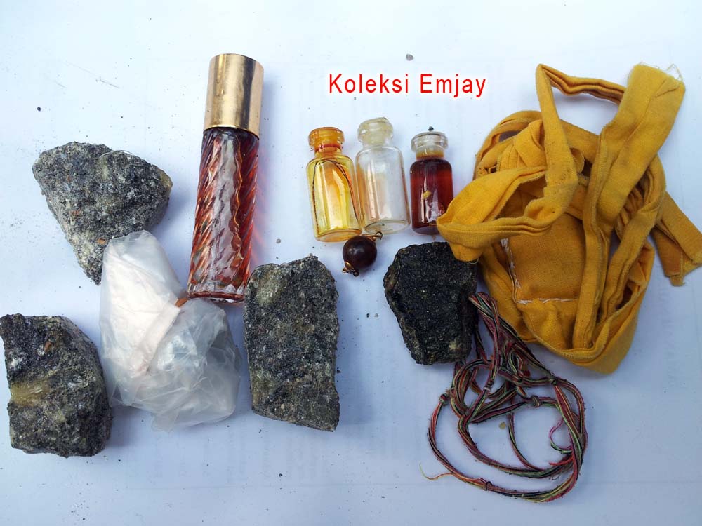 Laman Emjay: Pelupusan tangkal azimat dan senjata puaka terkini.