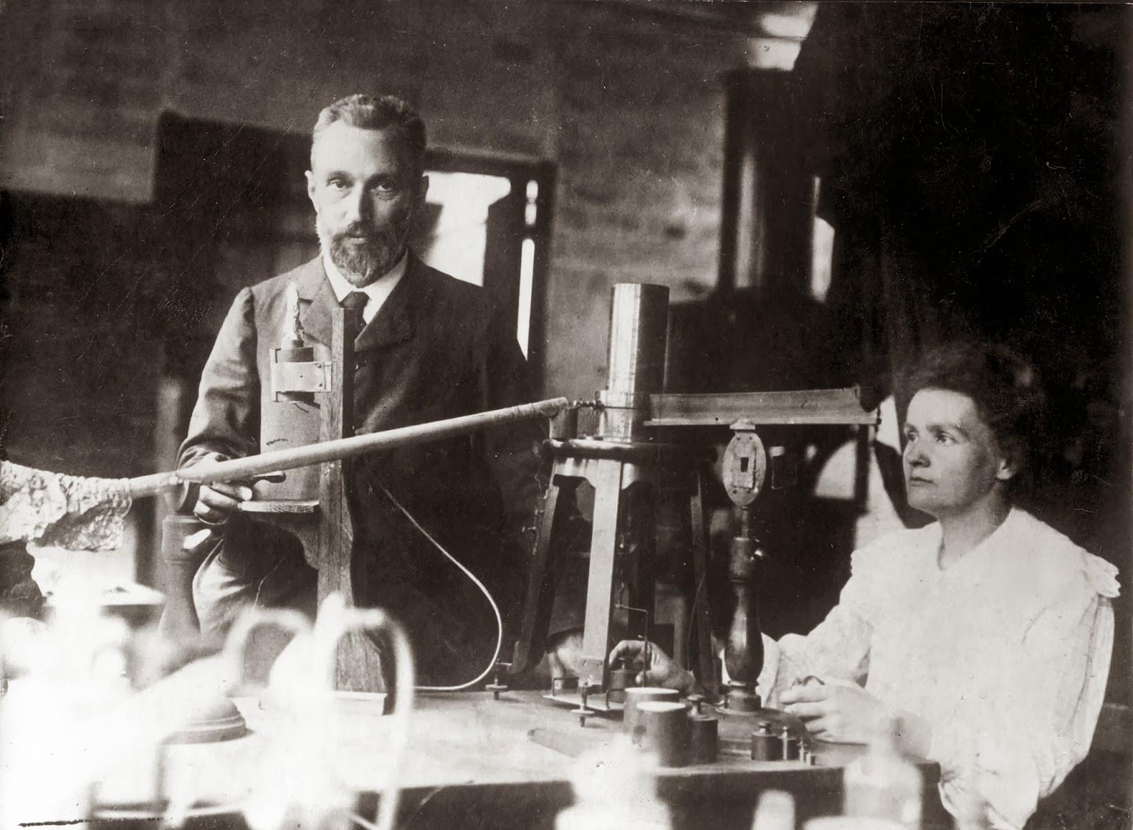 De lo humano a lo divino: MARIE Y PIERRE CURIE...descubren el cloruro ...
