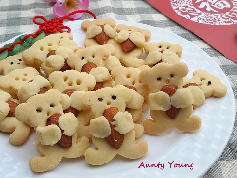 Aunty Young（安迪漾）: 2018年饼~小熊抱抱杏仁曲奇(Almond-hugging Bear Cookies)