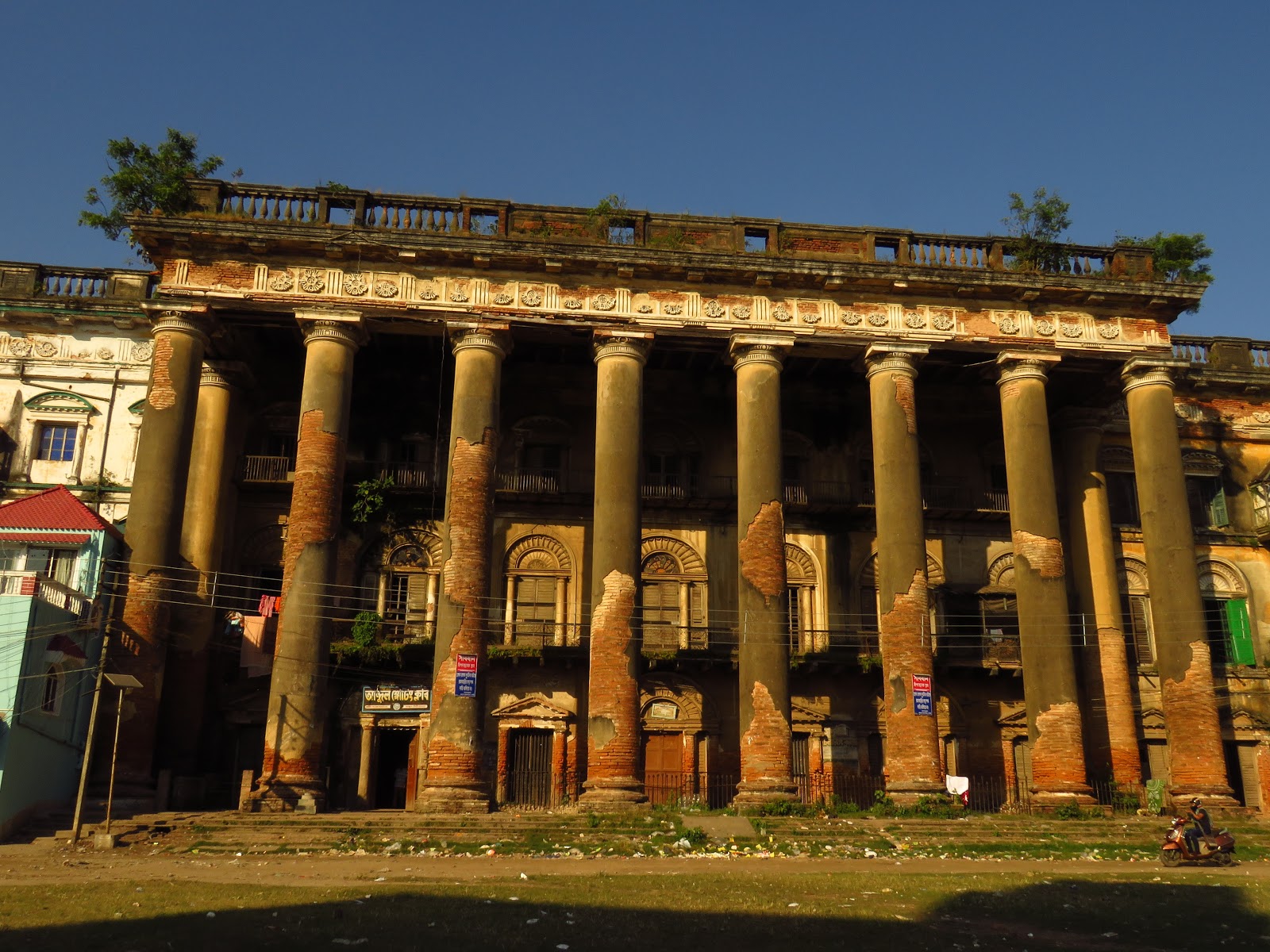 WORLDS AND WORDS: Andul Rajbari and beyond - frozen and yet decaying ...