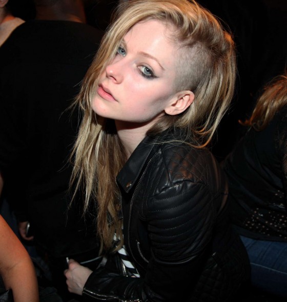 The Natruism Blog: Avril Lavigne Shows Her New Haircut in Paris