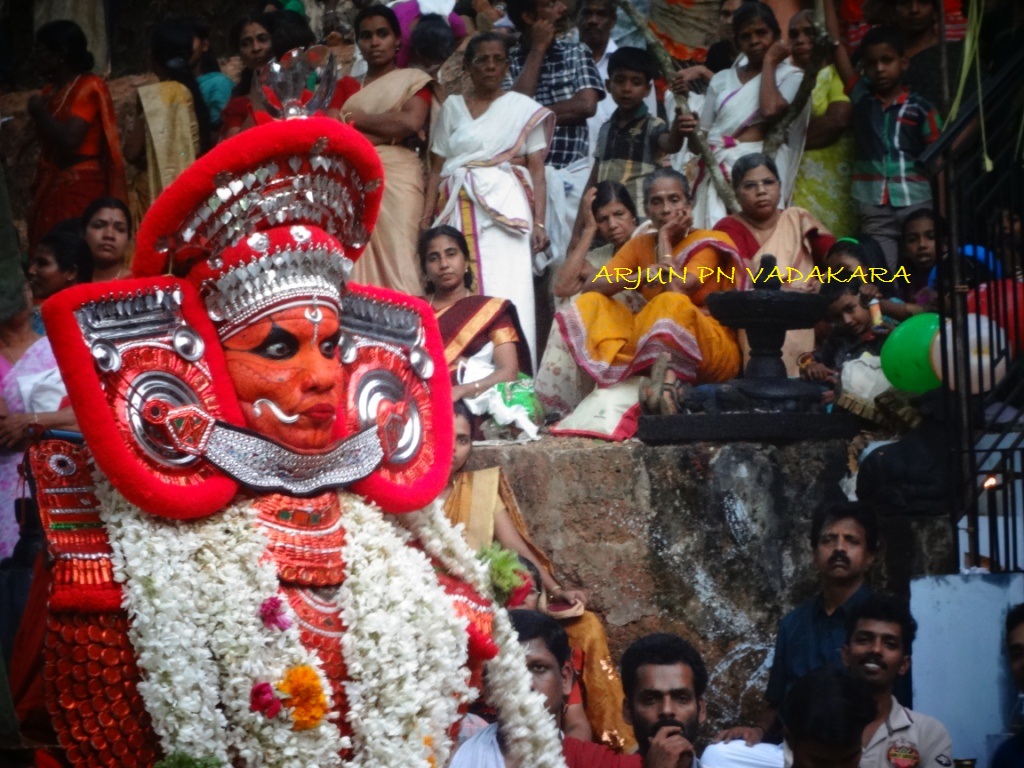 THEYYAVUM THIRAYUM: BHAGAVATHI THEYYAM IN VADAKARA BY ARJUN PN VADAKARA
