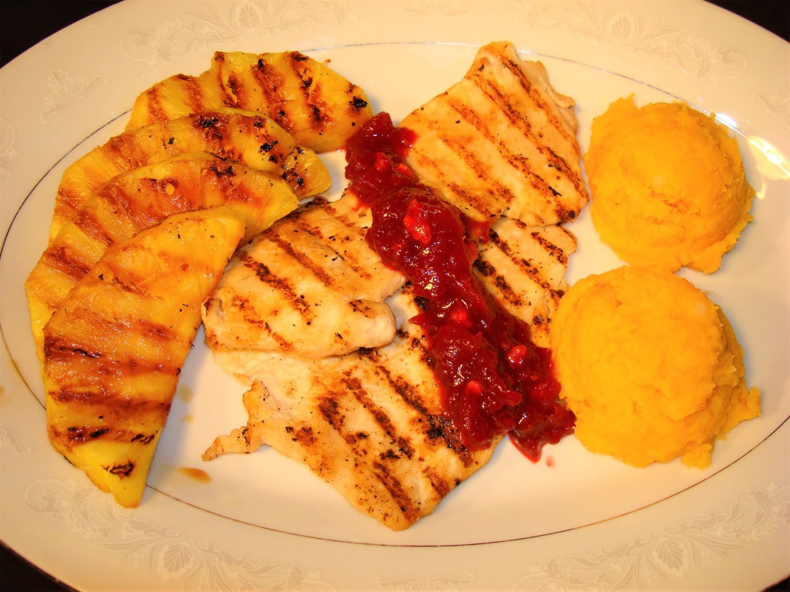 LA COCINA DEL POLLO: PECHUGA DE POLLO GRILLADA CON SALSA DE ARANDONOS ROJOS