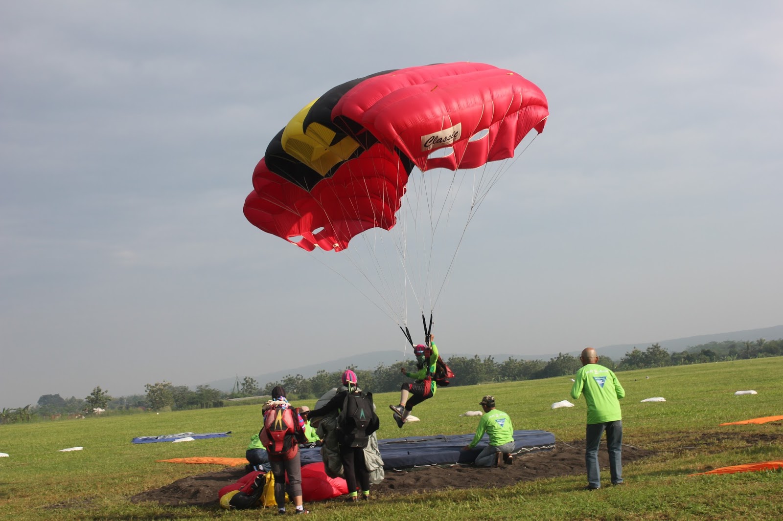 .: Penerangan Atang Sendjaja :.: ATLET TERJUN PAYUNG MALAYSIA DAN ...