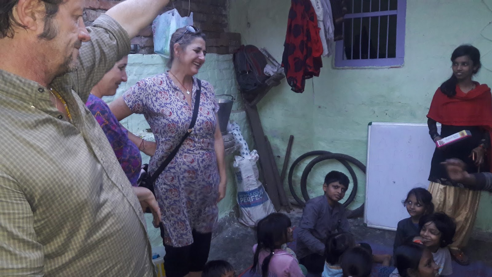 Volunteering in the Slum Teaching in Varanasi , India ...