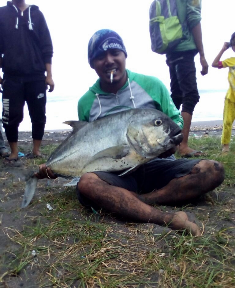 IKAN GT 24 KG DI TIMUR PANTAI KUWARU JOGJA - MANCING PASIRAN ~ Surf ...
