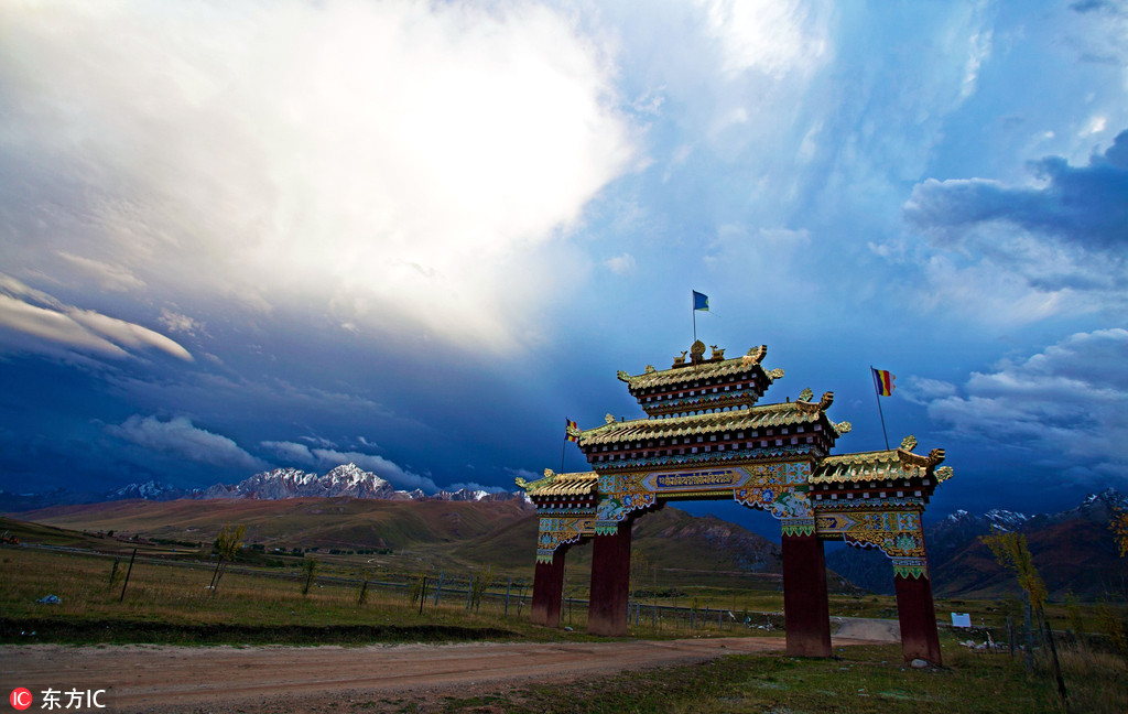 Derge, sebuah kota kuno yang terletak di pegunungan yang tertutup salju ...