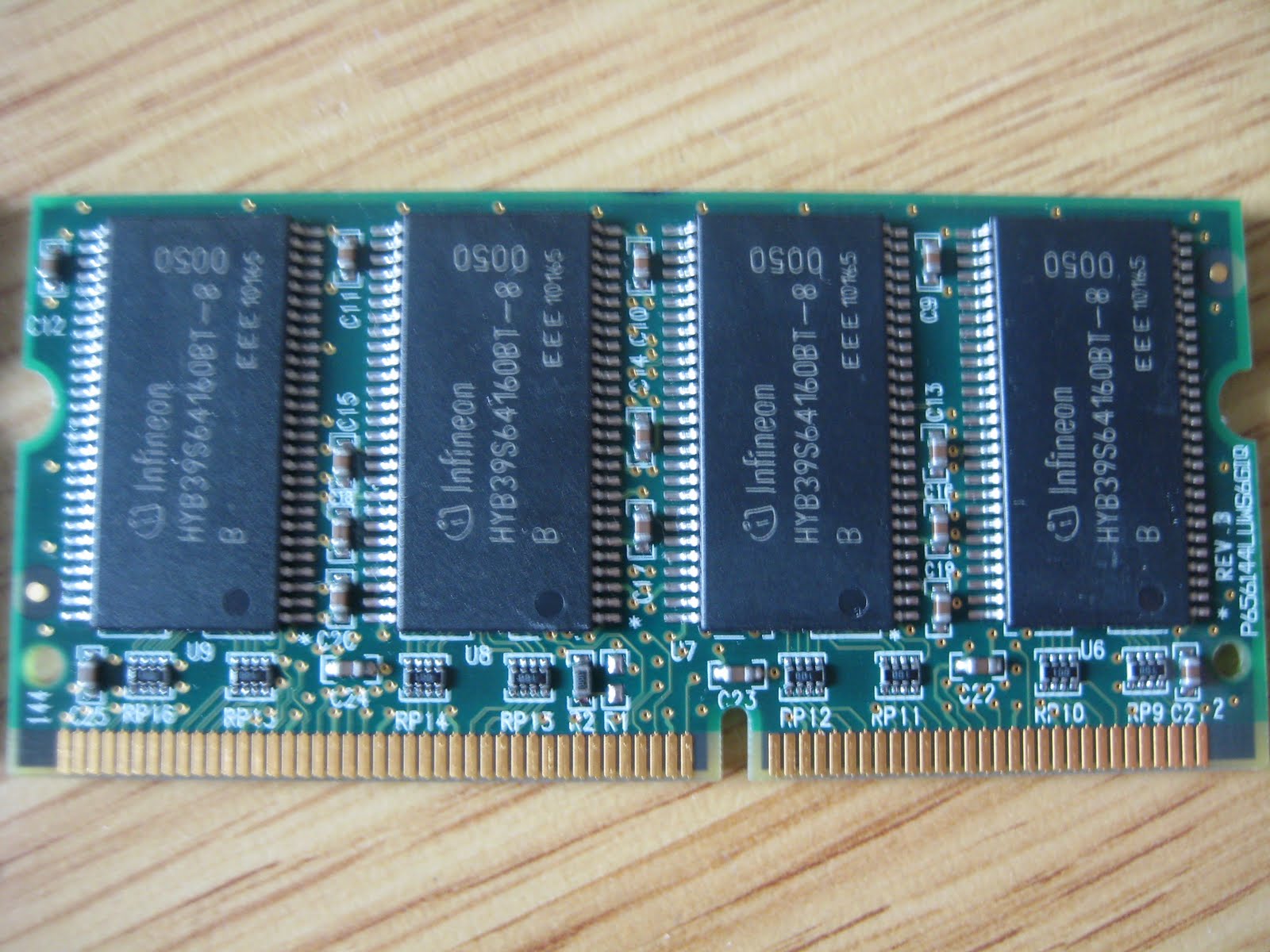 Ebay: 128MB(2x64MB) Infineon RAM Speicher 16 CHIP PC100 144PIN CL2